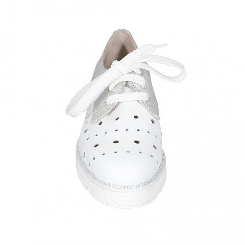 Scarpa stringata da donna in pelle bianca forata e pelle laminata ...