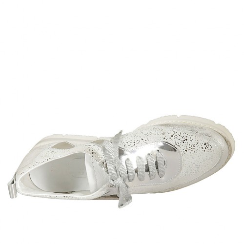 Scarpa stringata da donna in camoscio grigio e pelle laminata argento ...